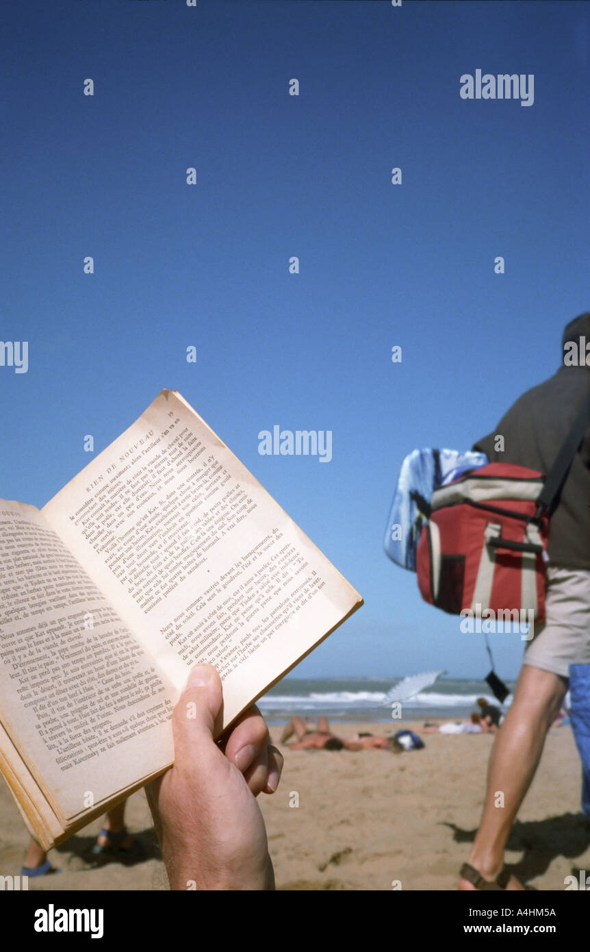 Reading on the beach Stock Photo - Alamy