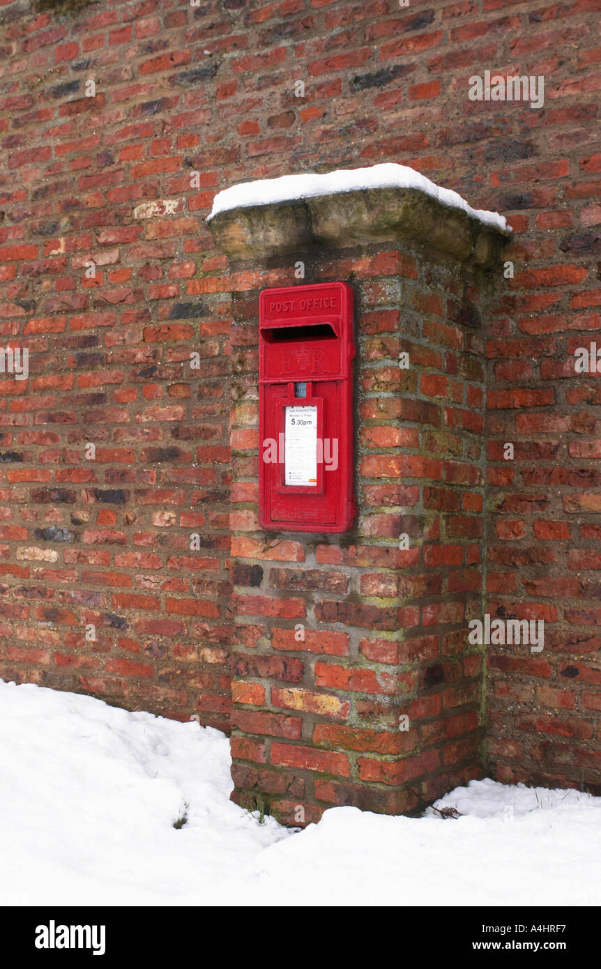 Snow red postbox hi-res stock photography and images - Alamy Snow red postbox hi-res stock photography and images - Alamy