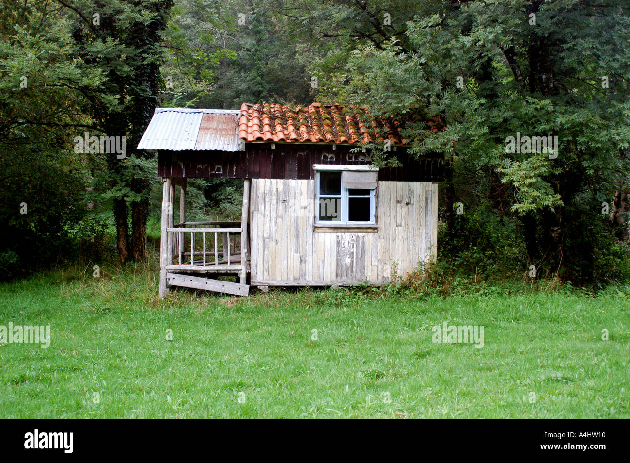 french angling wood cabin in field with trees Stock Photo - Alamy