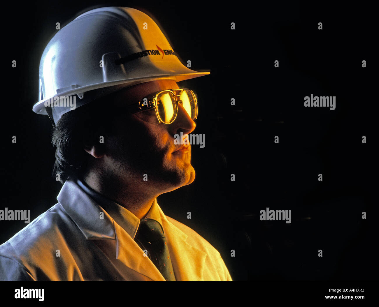 Portrait of industrial engineer wearing hardhat Stock Photo - Alamy