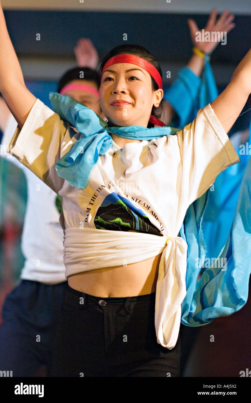 CHINA YANGTZE RIVER Beautiful young Chinese dancer performs traditional ...