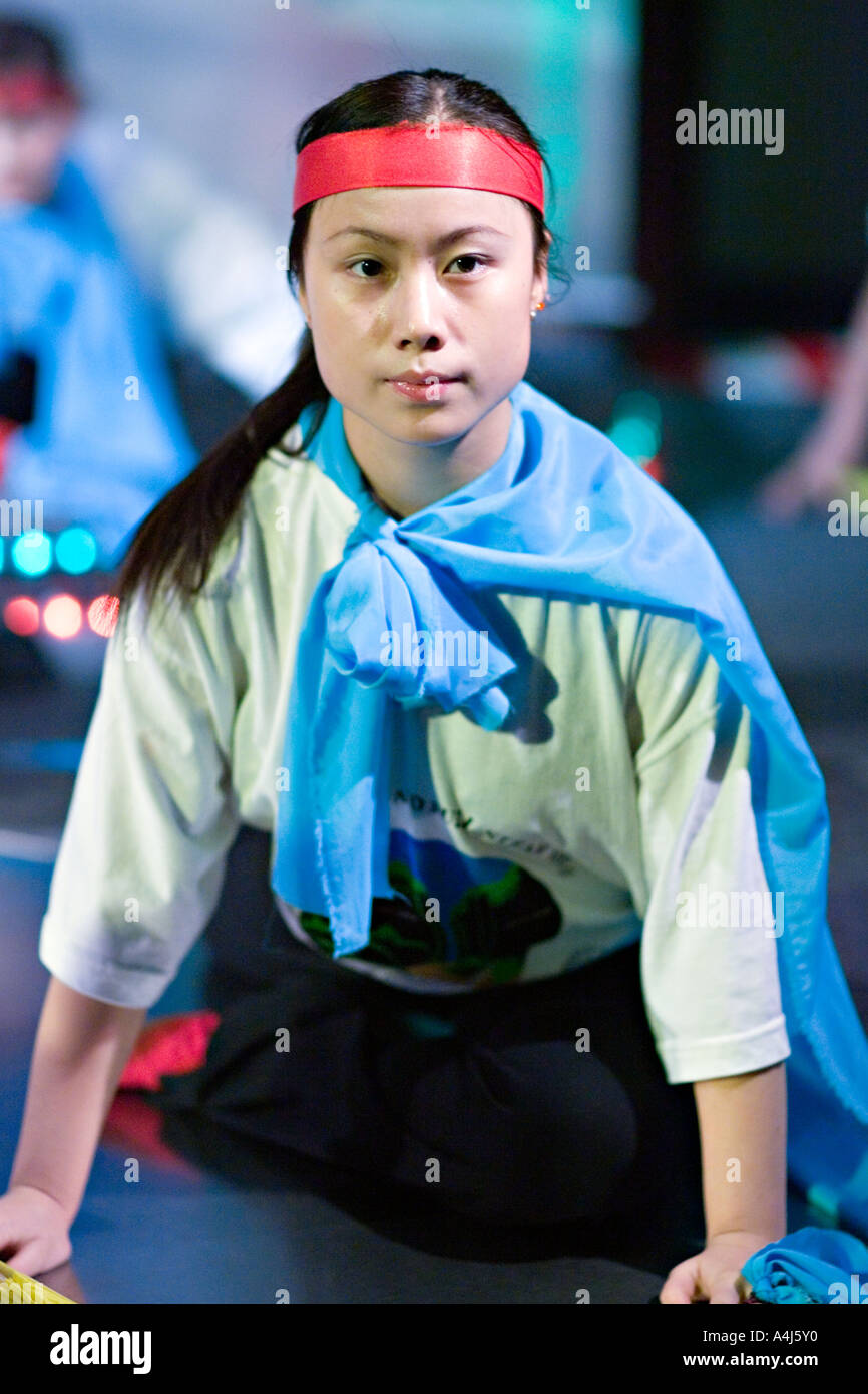 CHINA YANGTZE RIVER Beautiful young Chinese dancer Stock Photo - Alamy