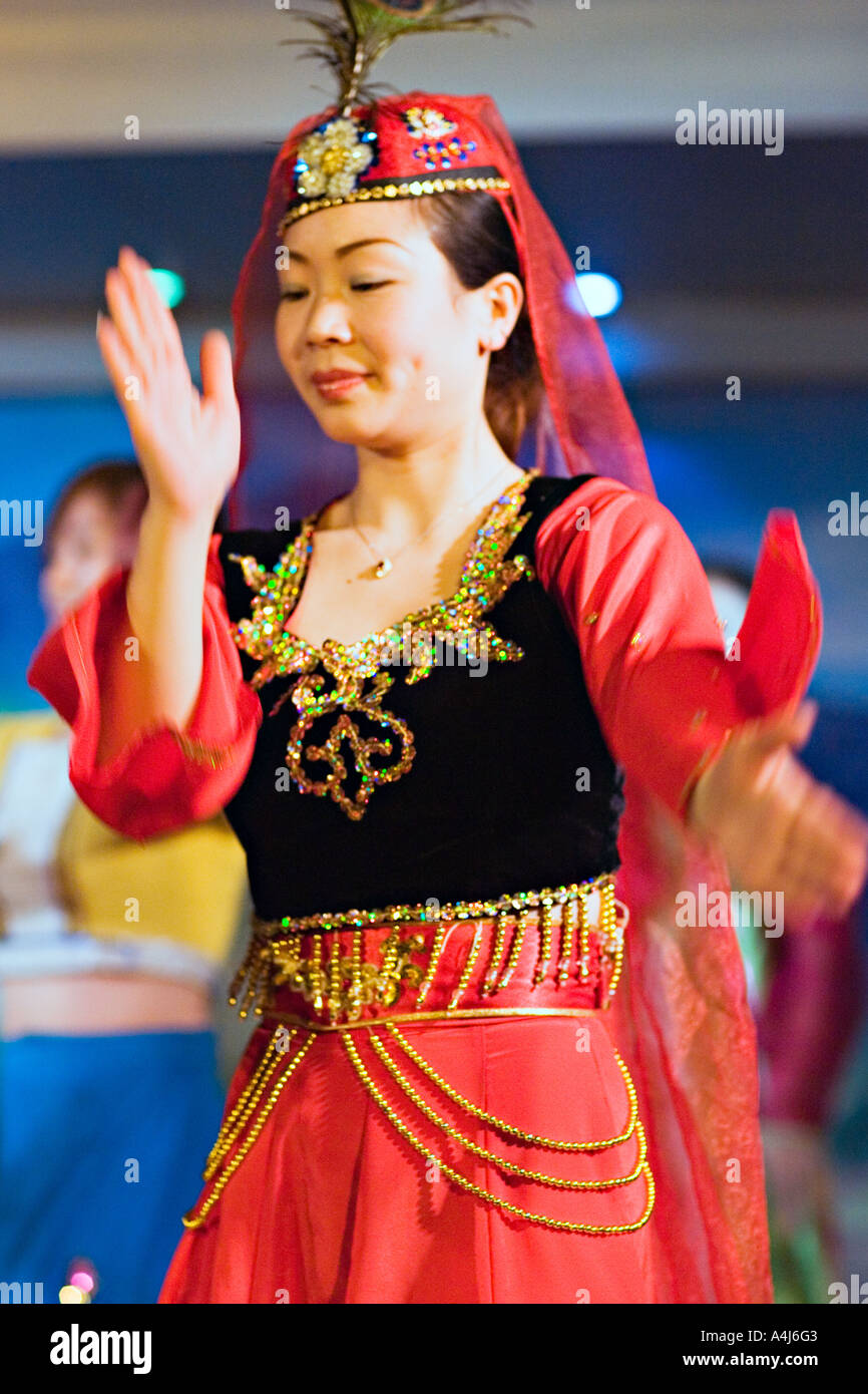 CHINA YANGTZE RIVER Beautiful young Chinese dancer Stock Photo - Alamy