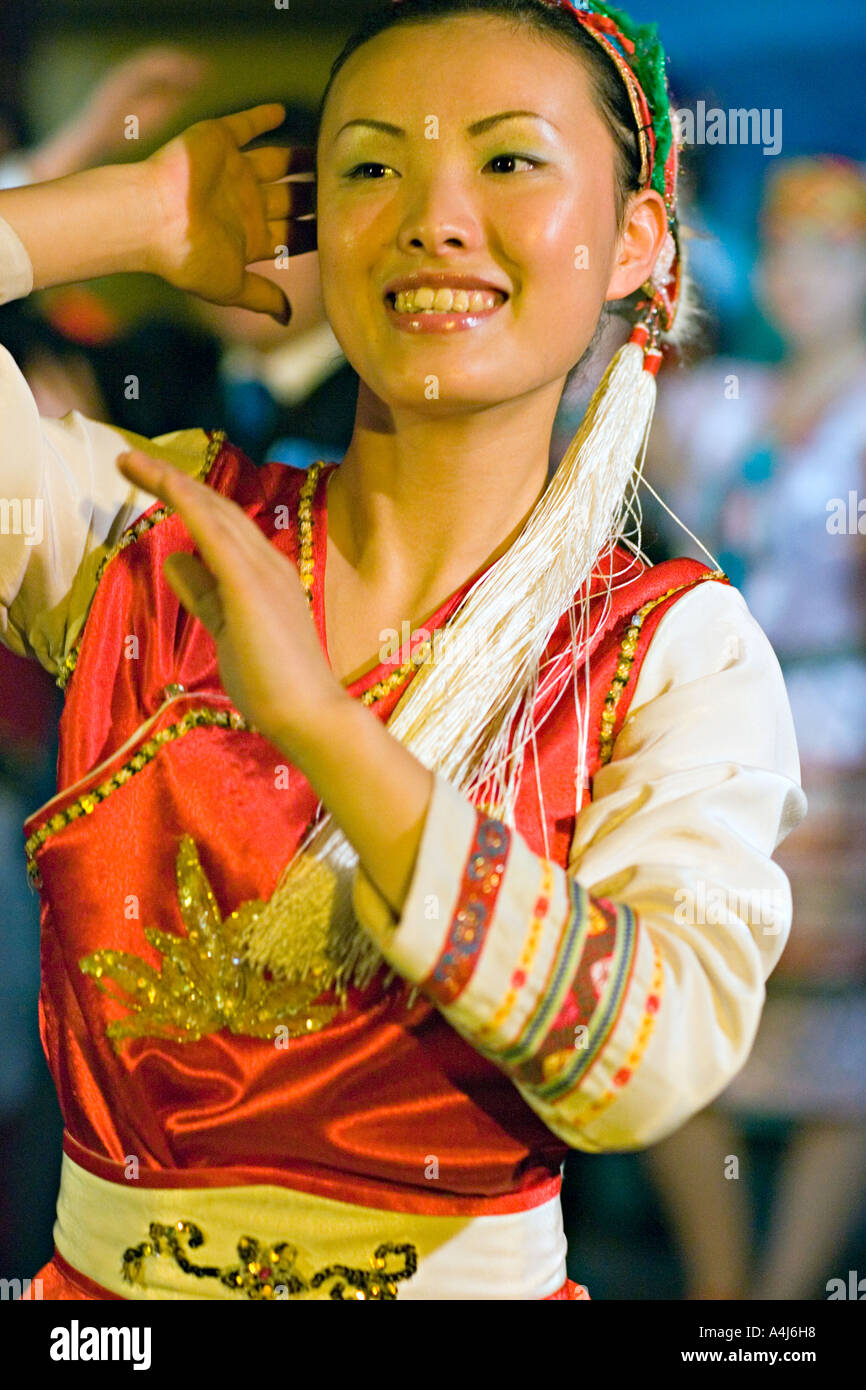 CHINA YANGTZE RIVER Beautiful young Chinese dancer performs traditional ...