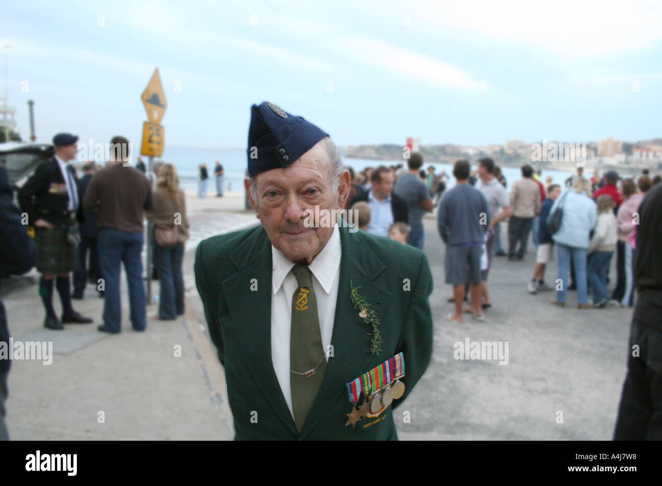 Australian Digger at Bondi Beach on Anzac day Stock Photo - Alamy