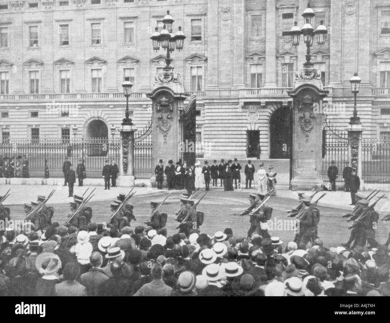 Ww1 soldiers marching hi-res stock photography and images - Alamy