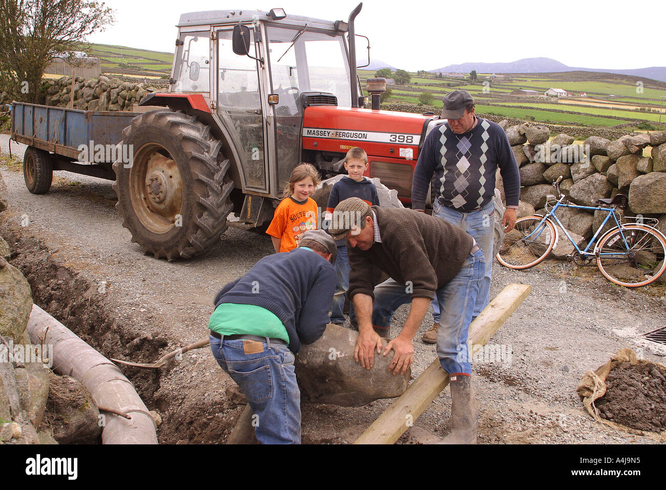 Farmers in ireland hi-res stock photography and images - Alamy