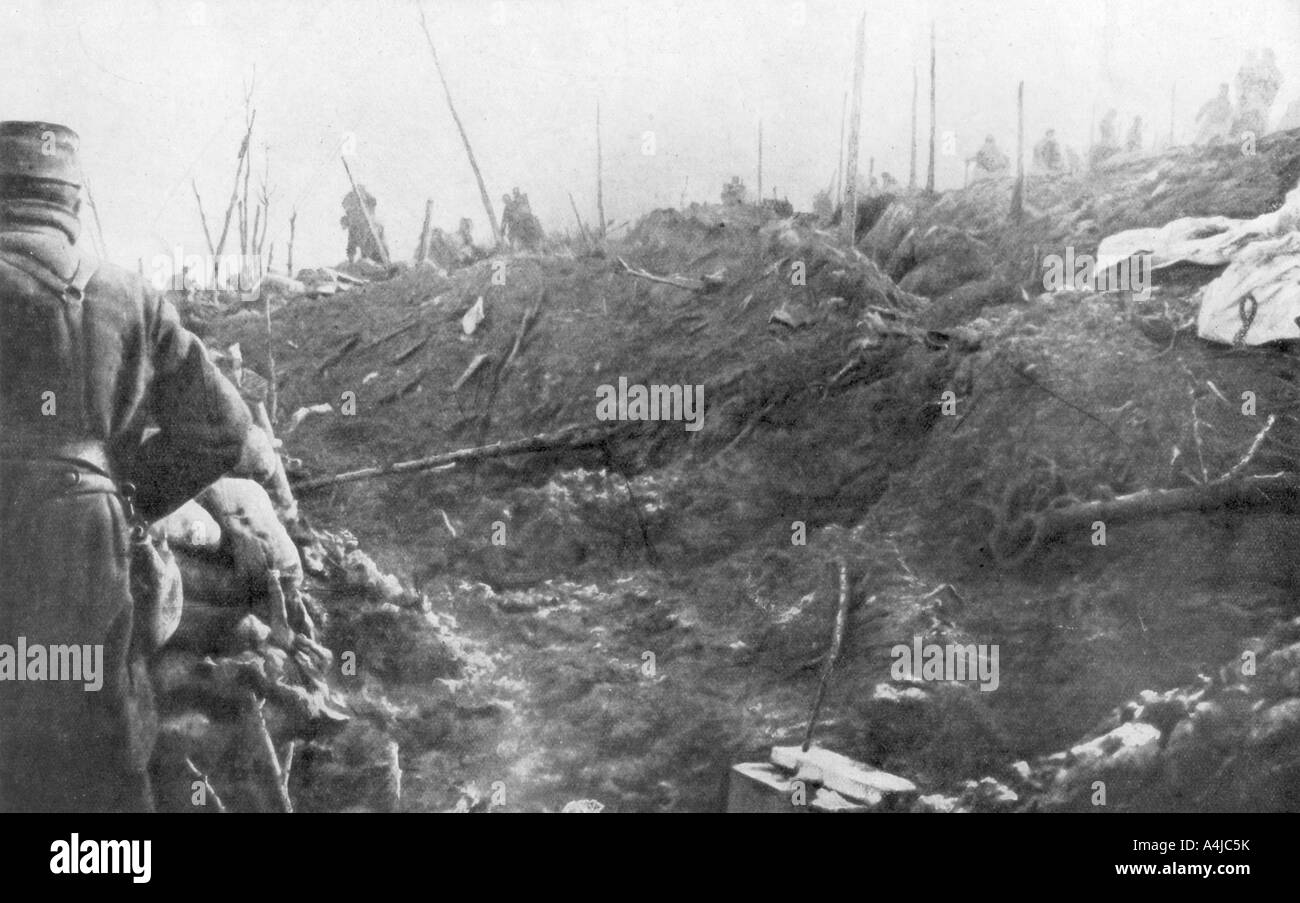 French troops prepare for a German counter-attack, Eparges ridge, near ...