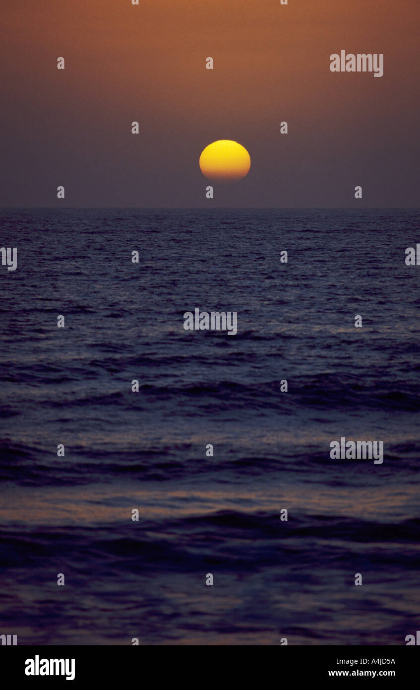 Sun setting over sea hi-res stock photography and images - Alamy