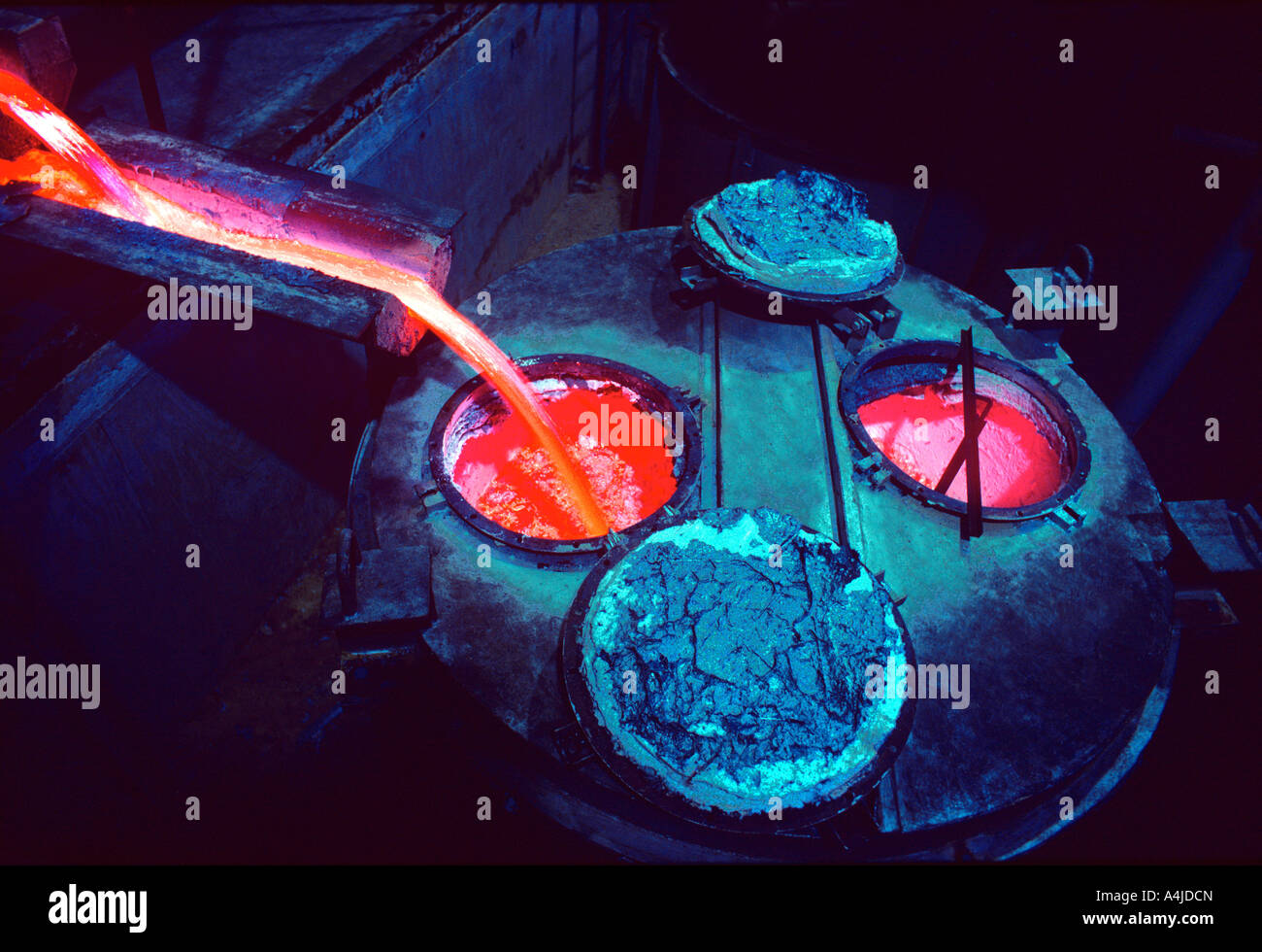 Molten aluminum hi-res stock photography and images - Alamy