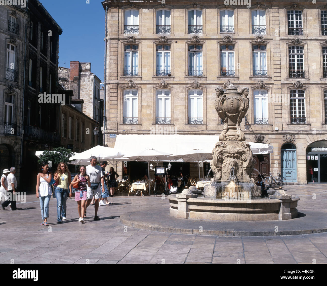 Street cafés and fountain, Place du Parlement, Bordeaux, Gironde ...