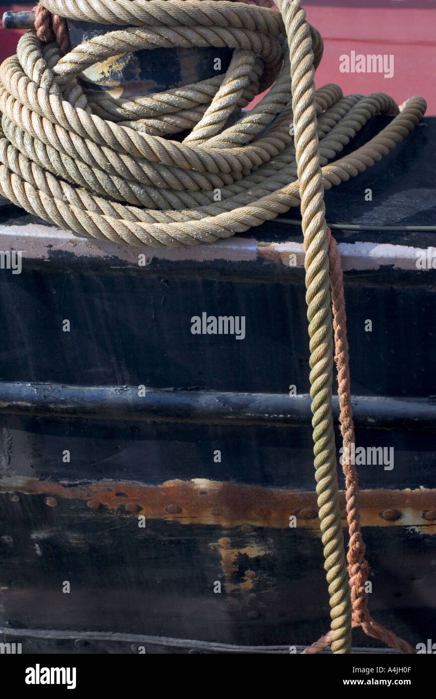 Mooring rope on a barge Stock Photo - Alamy