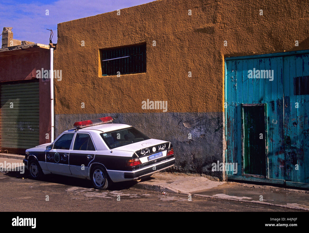 Car in libyan desert libya hi-res stock photography and images - Alamy