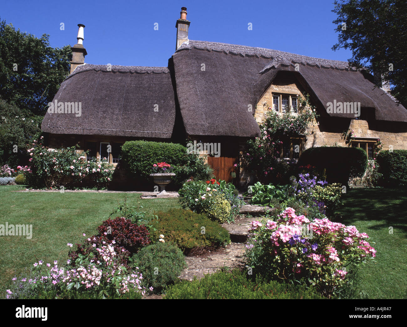 A tatched cottage at Chipping Campden Stock Photo - Alamy