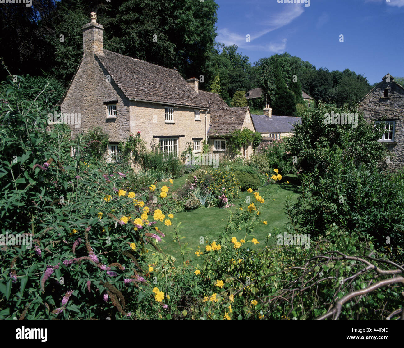 A cottage and its fine garden in the cotswolds at Bagendon Stock Photo ...