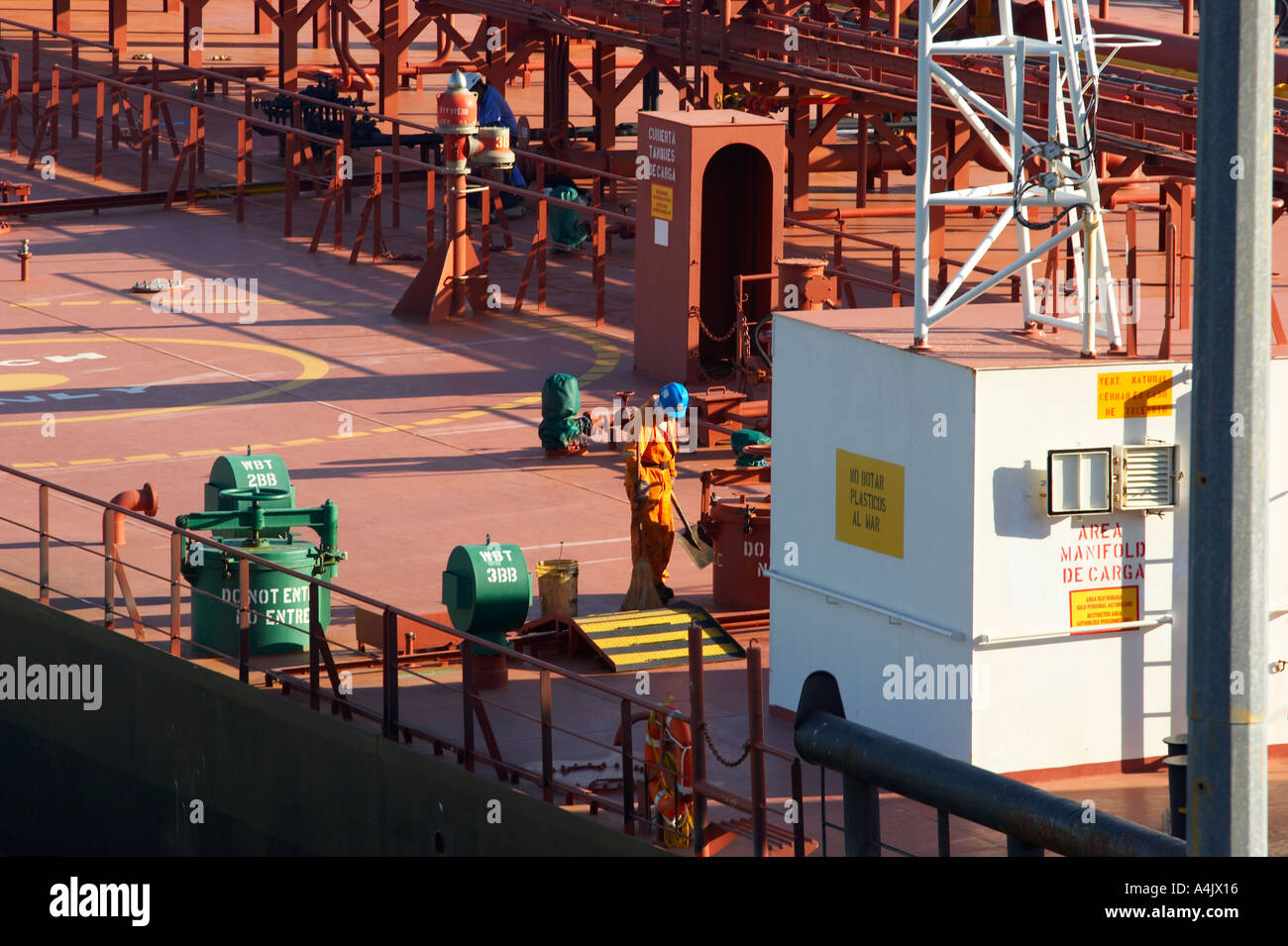 Ship worker clean cleaning hi-res stock photography and images - Alamy
