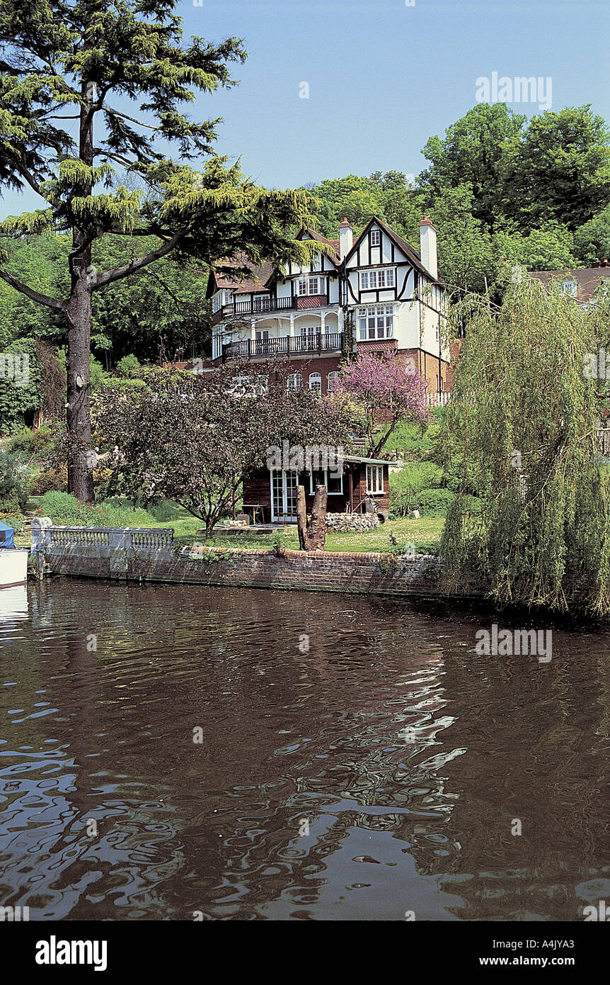 Houses on the river thames at Marsh Lock Stock Photo - Alamy