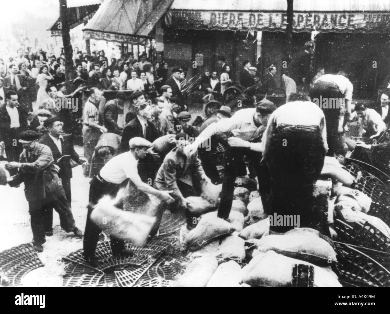 Barricade second world war hi-res stock photography and images - Alamy