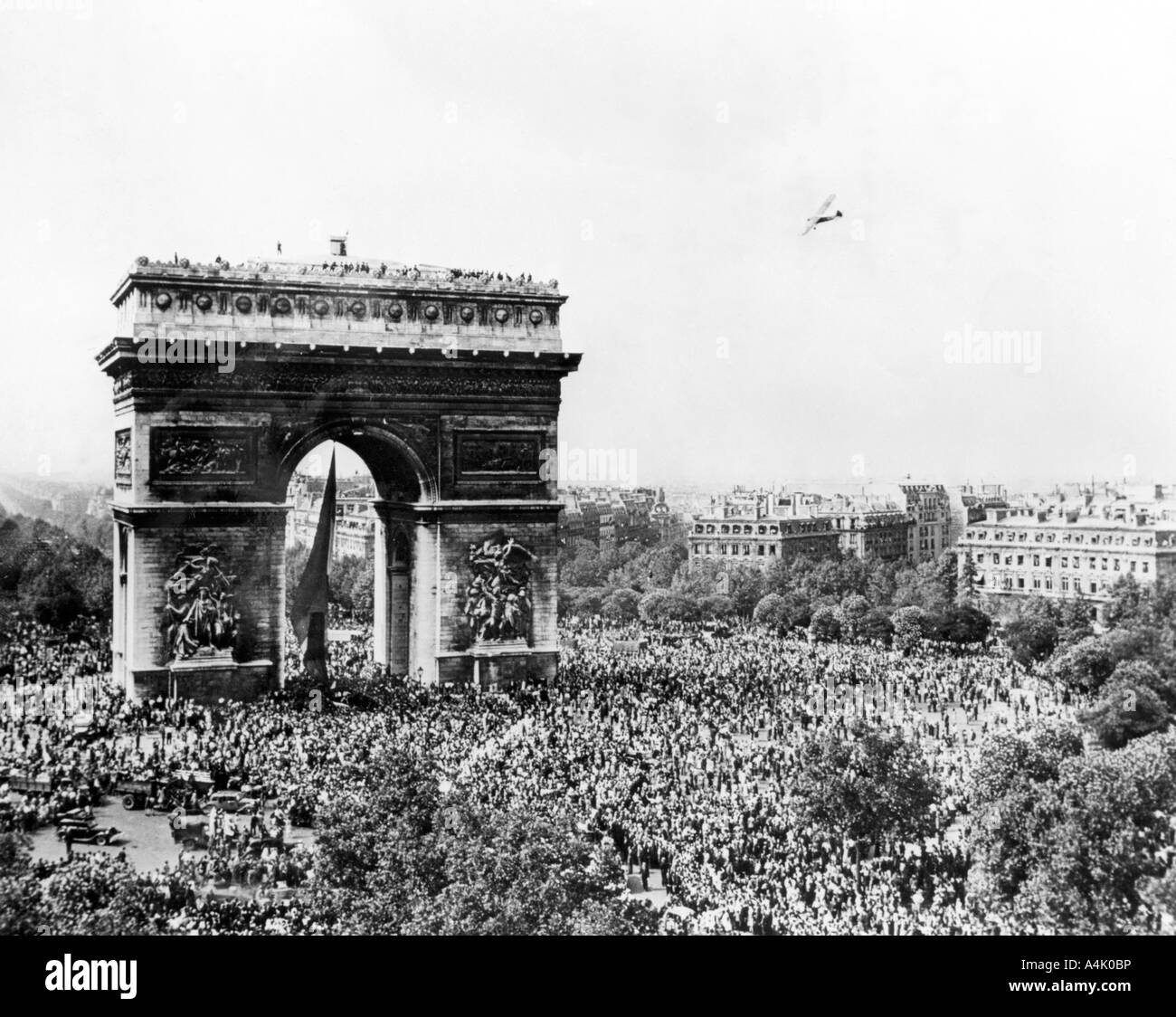 Celebrating the liberation of Paris, 26 August 1944. Artist: Unknown ...