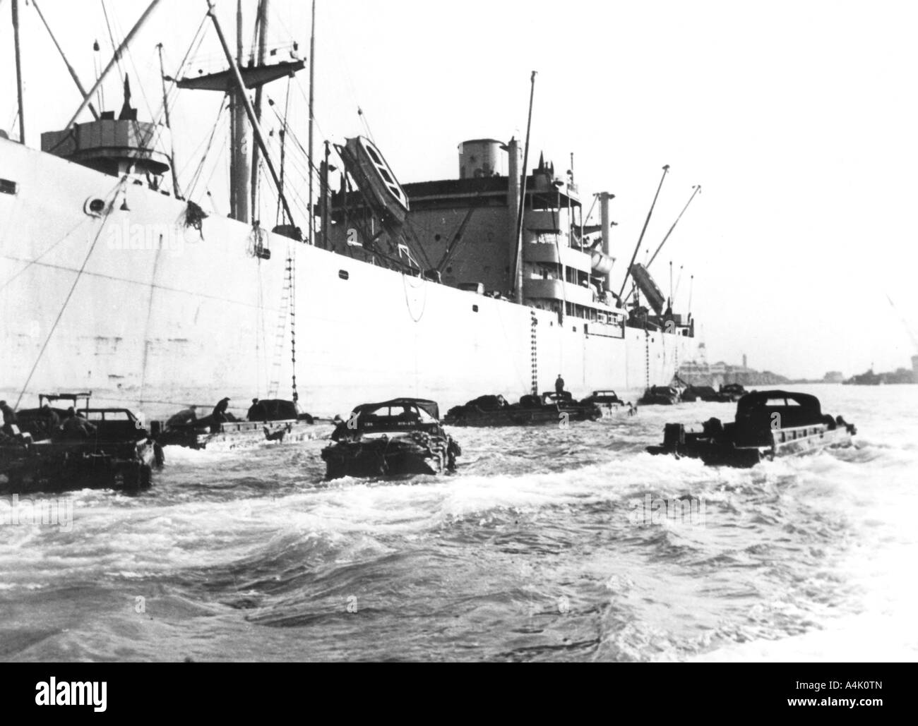 Ww2 amphibious vehicle hi-res stock photography and images - Alamy