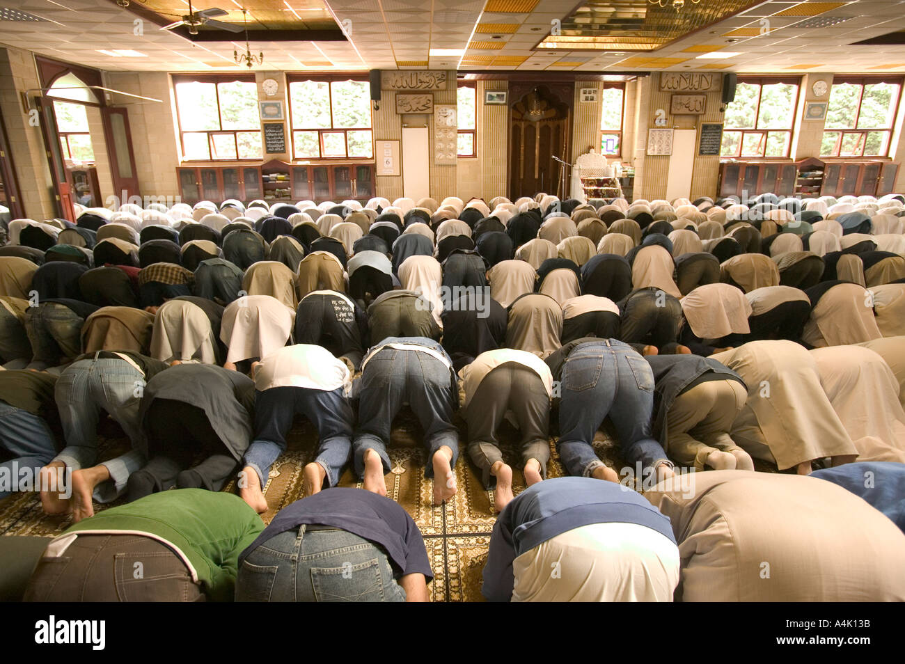 British muslims praying hi-res stock photography and images - Alamy