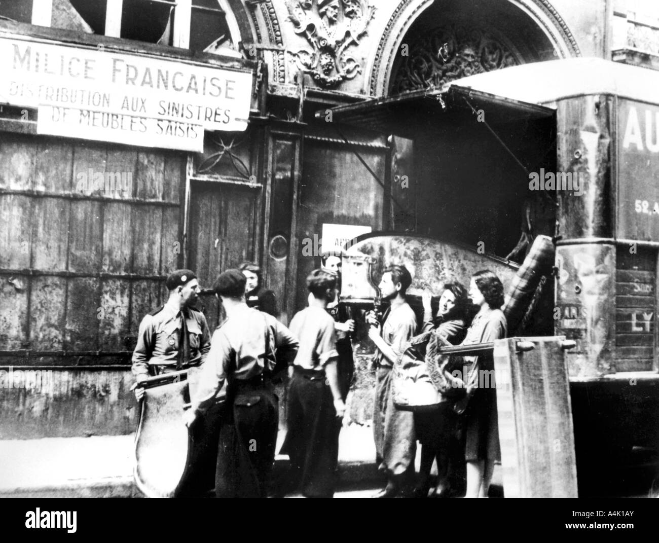 Paris women 1943 hi-res stock photography and images - Alamy