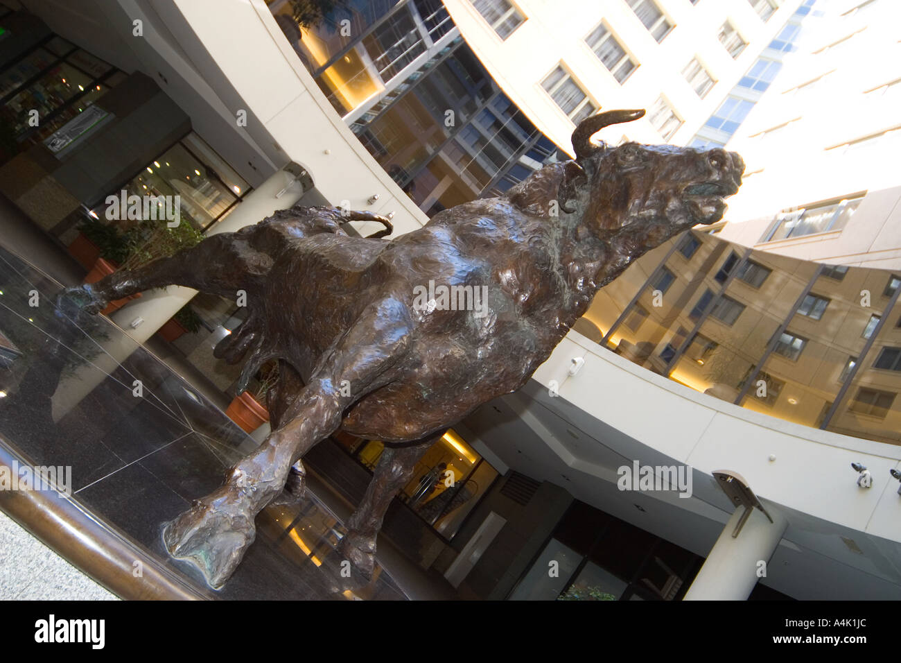 Bull statue sydney hi-res stock photography and images - Alamy