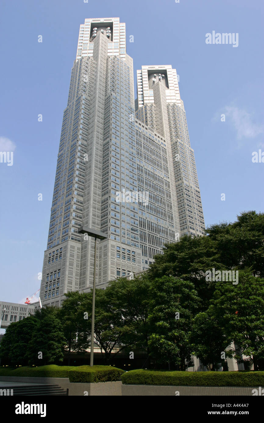 Side view of the Tokyo Metropolitan Govt Building skyscraper central ...