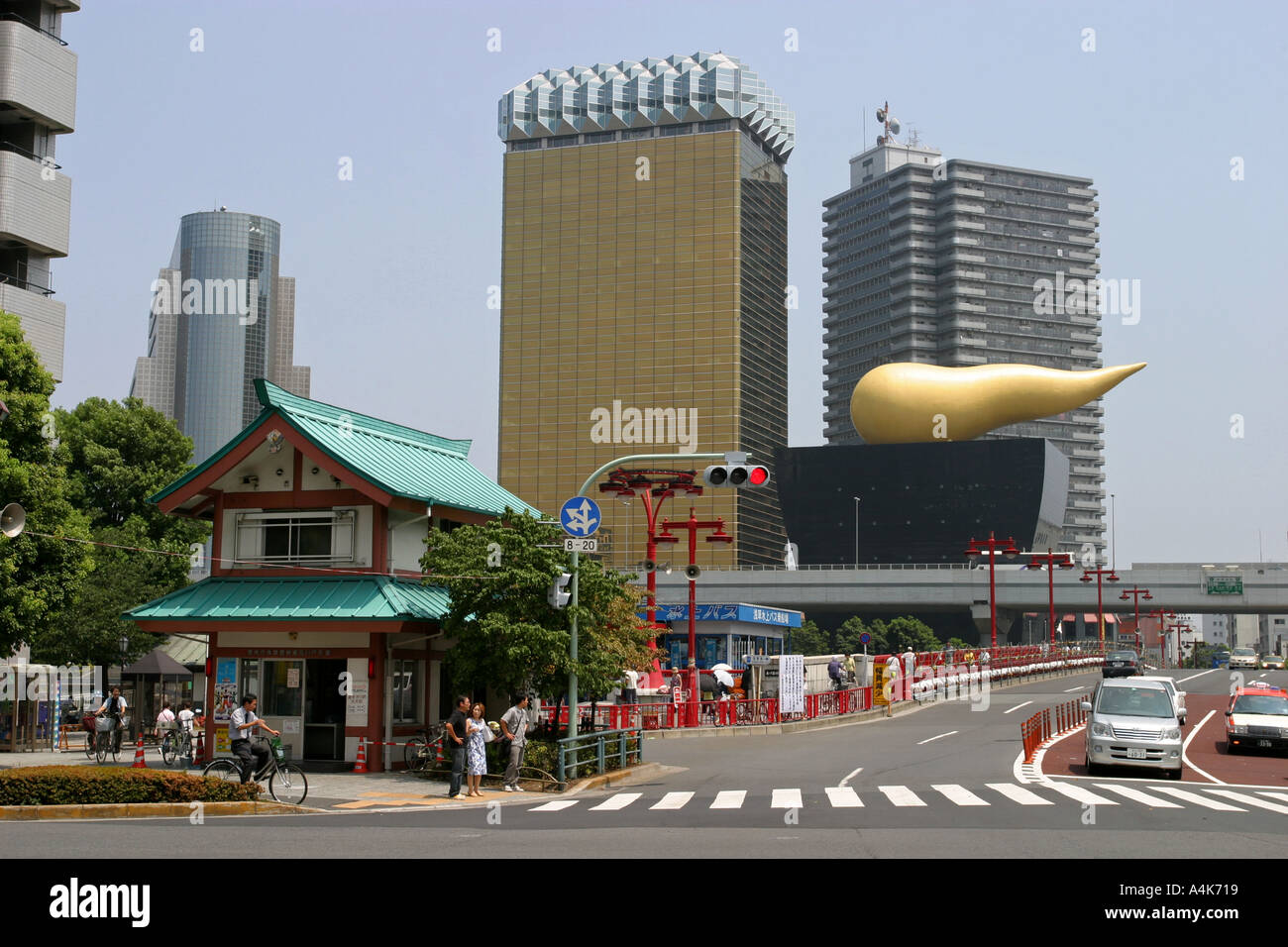 Famous tourist attraction the Golden flame on top of the Asahi building ...