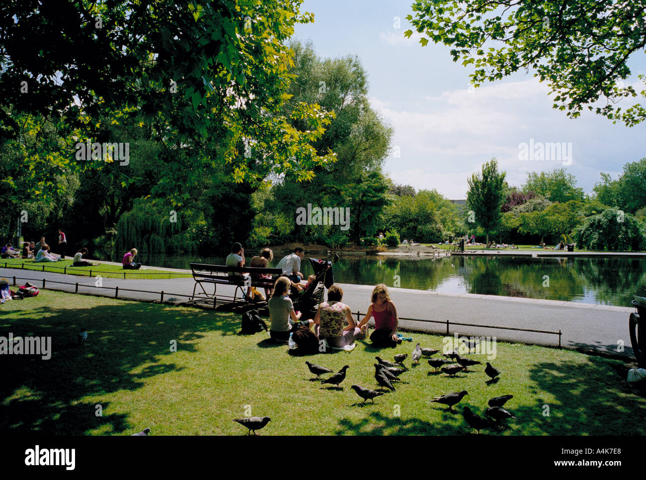 Saint stephens green park hi-res stock photography and images - Alamy