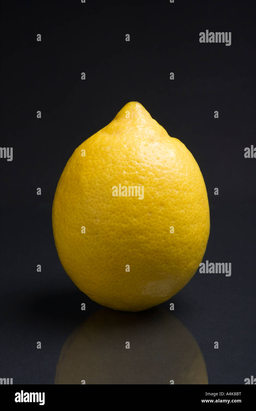 A single lemon on a dark reflective background Stock Photo - Alamy