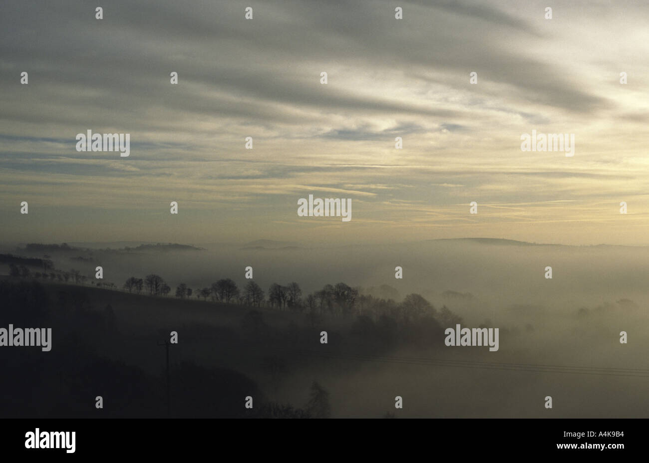 English countryside in mist hi-res stock photography and images - Alamy