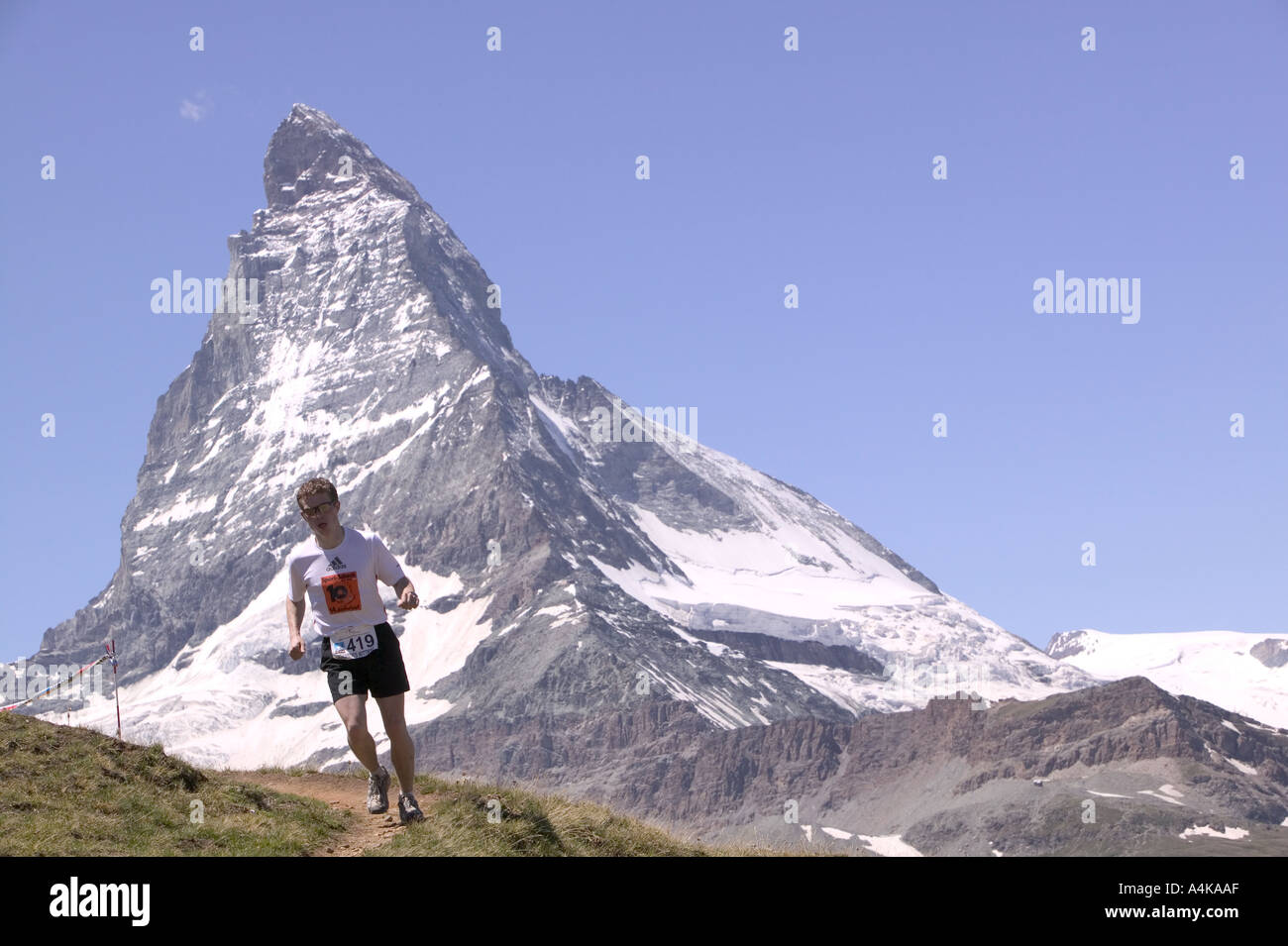 runner infront of the Matterhorn in the zermatt marathon Stock Photo ...