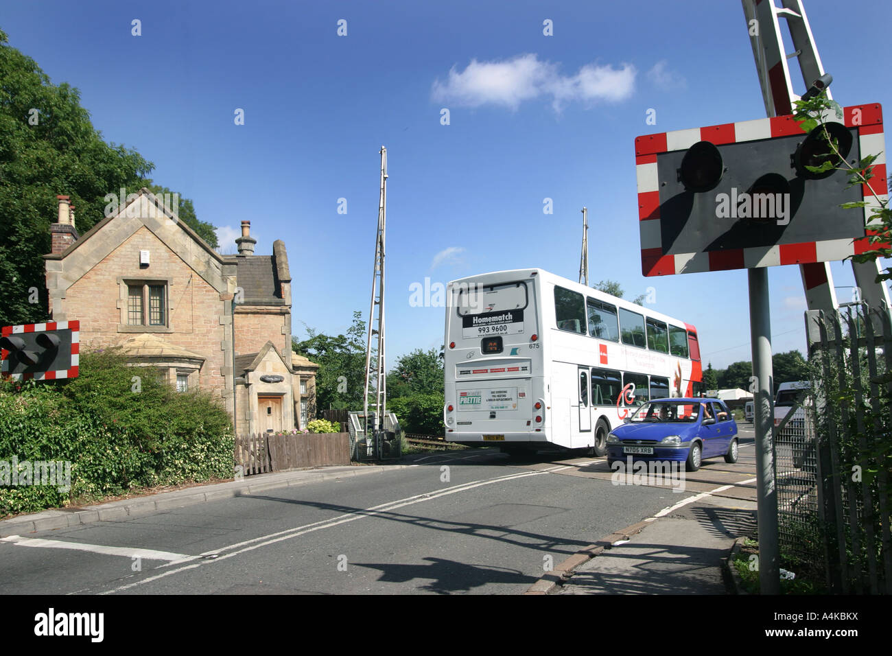 Level crossing cottage hi-res stock photography and images - Alamy