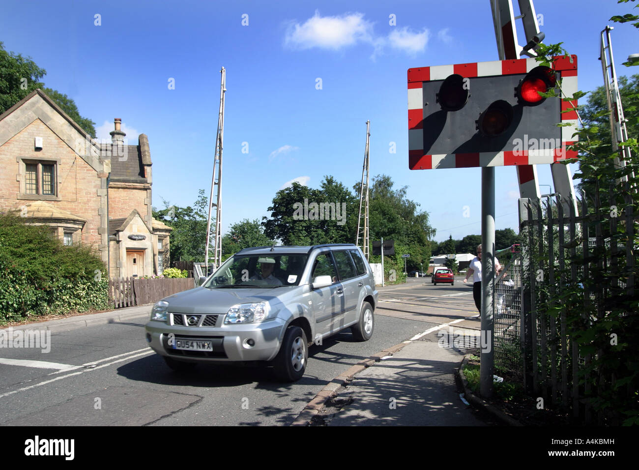 Level crossing cottage hi-res stock photography and images - Alamy