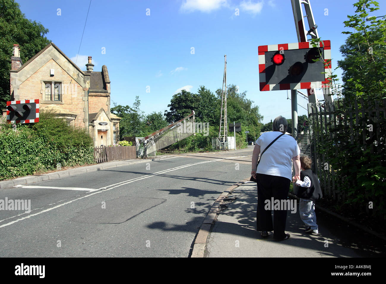 Level crossing cottage hi-res stock photography and images - Alamy