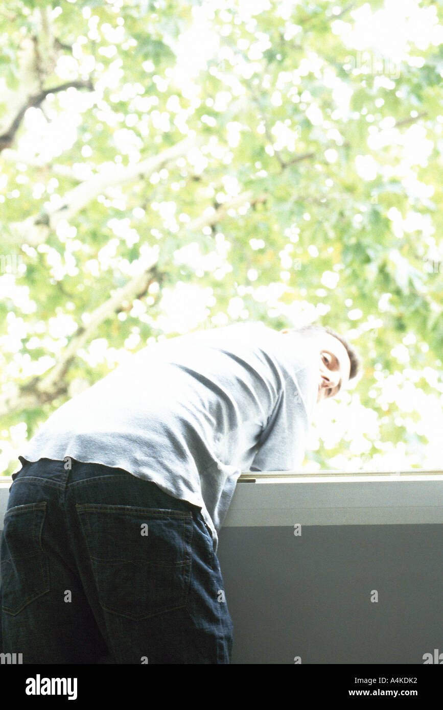 Leaning over balcony hi-res stock photography and images - Alamy