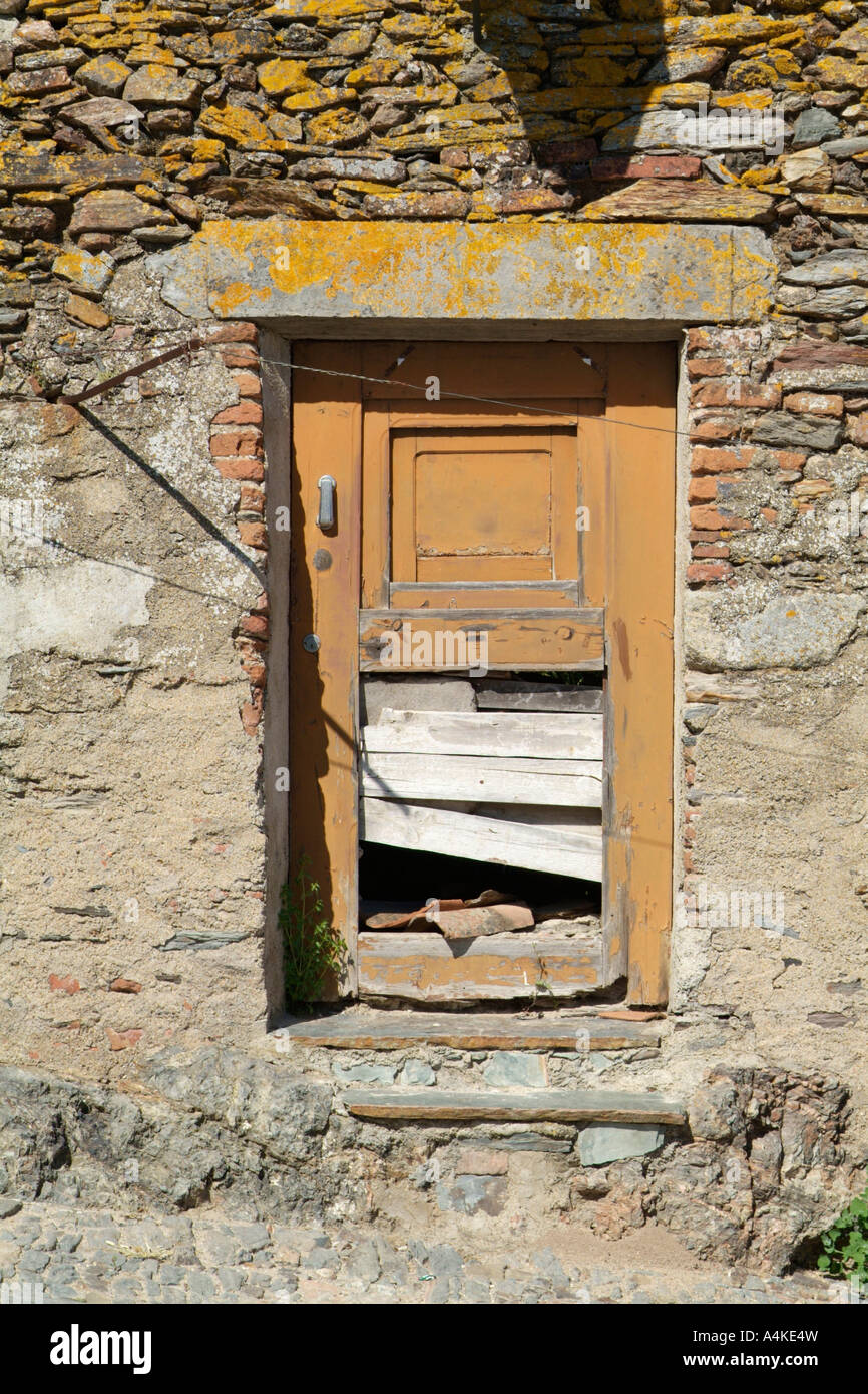 broken door at an empty house Stock Photo - Alamy