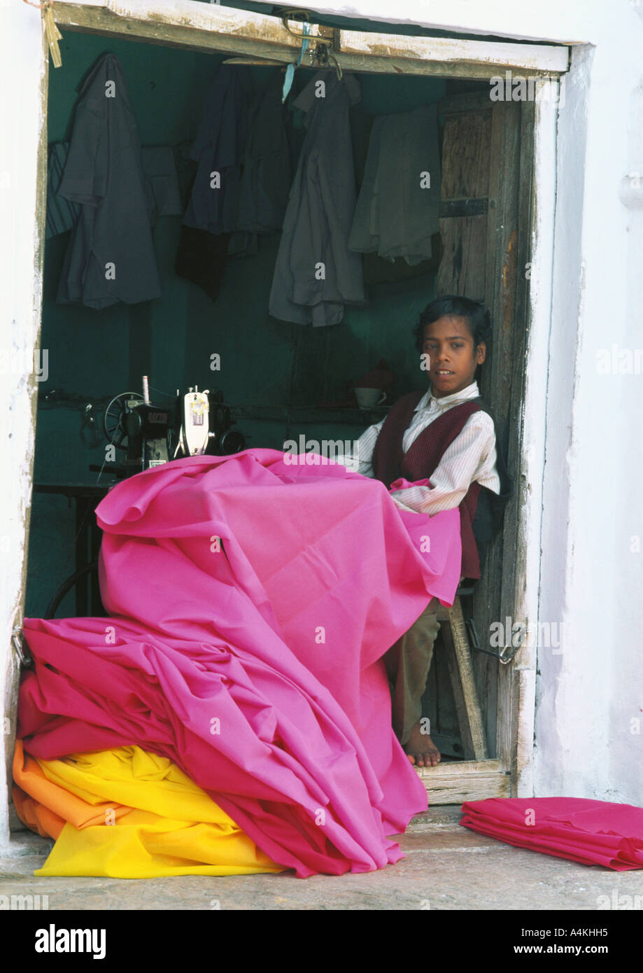 India boy sewing machine hi-res stock photography and images - Alamy