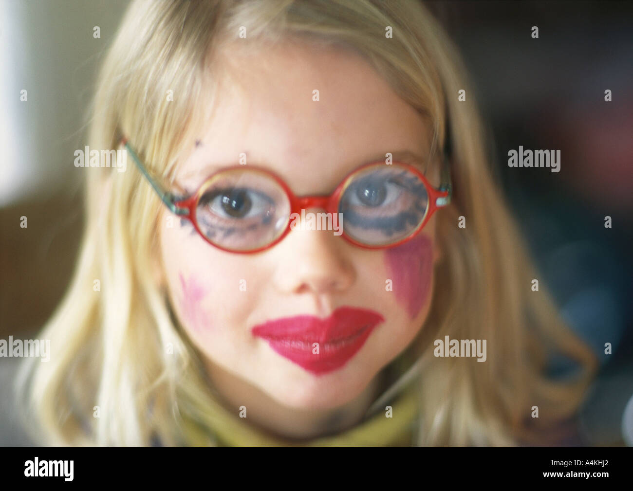 Girls wearing lipstick hi-res stock photography and images - Alamy