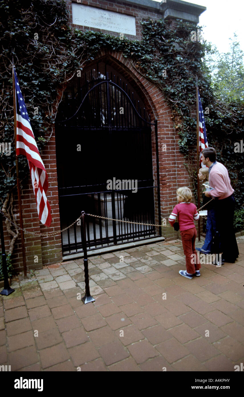 USA TOMB OF GEORGE WASHINGTON MOUNT VERNON WASHINGTON D C Stock Photo ...