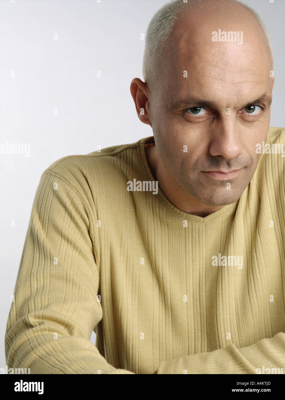 Man looking at camera, portrait Stock Photo - Alamy