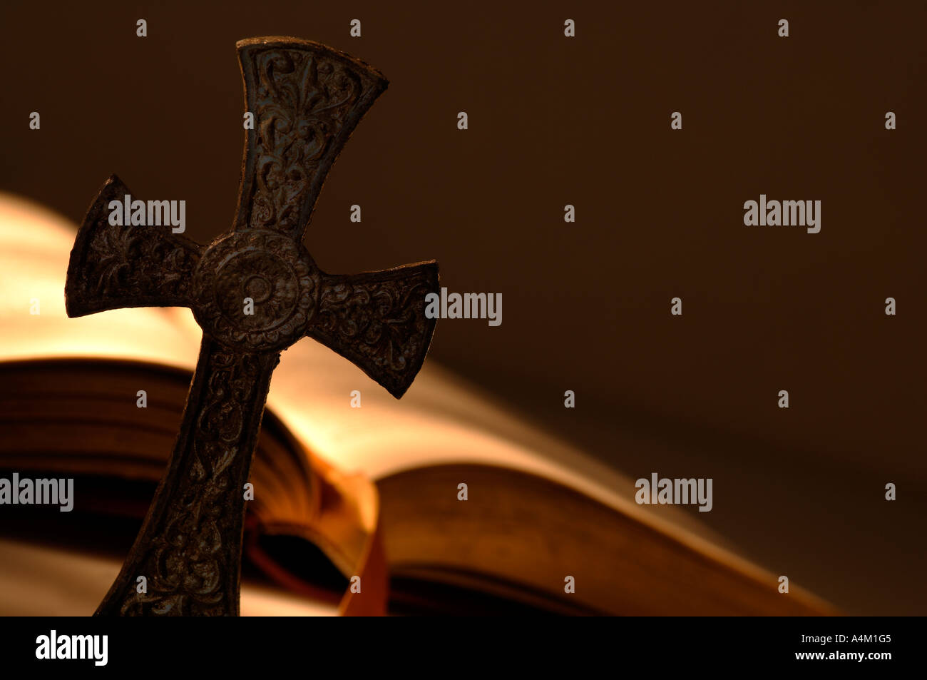 Open bible in book hi-res stock photography and images - Alamy