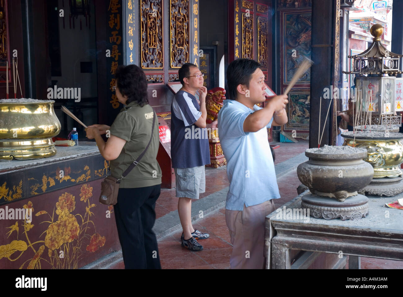 Worshippers in the Cheng Hoon Teng Temple on Jalan Tokong Chinatown ...