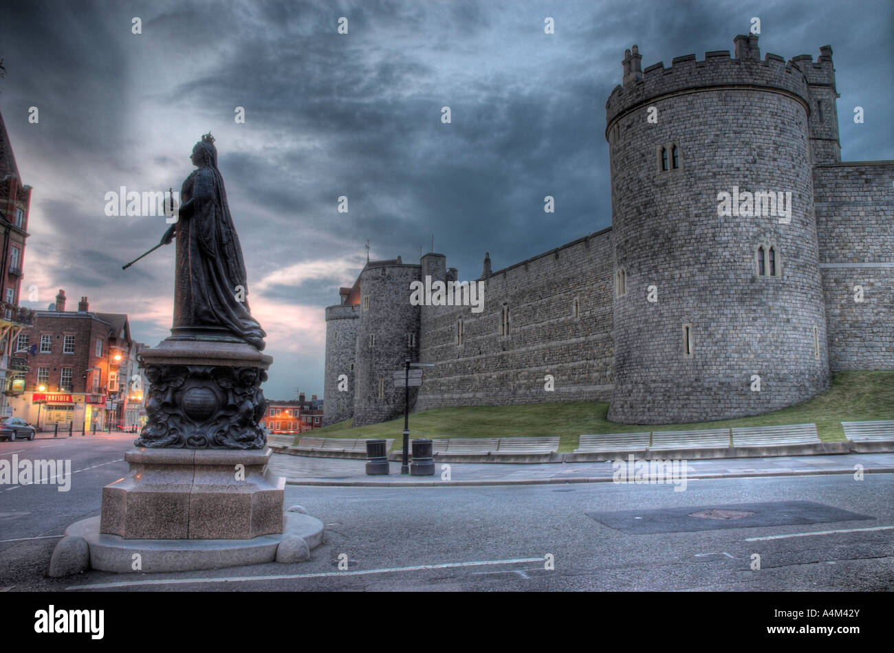 Queen Victoria statue and Windsor Castle late evening Stock Photo - Alamy
