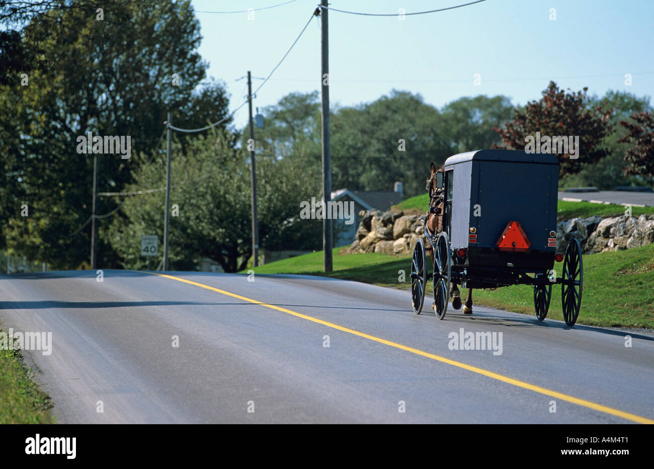 Amish horse buggy outside hi-res stock photography and images - Alamy