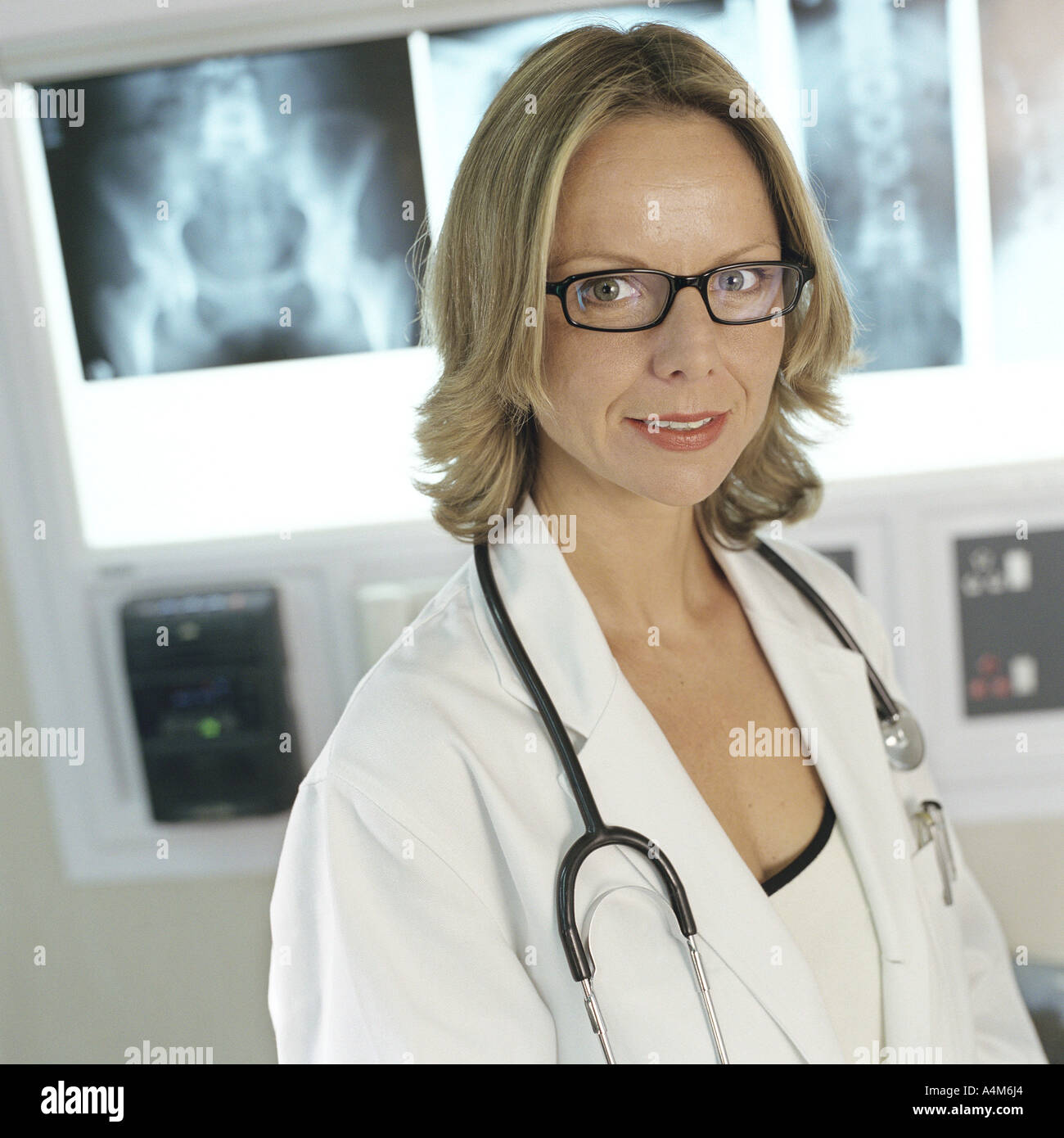 Female doctor in x-ray lab Stock Photo - Alamy