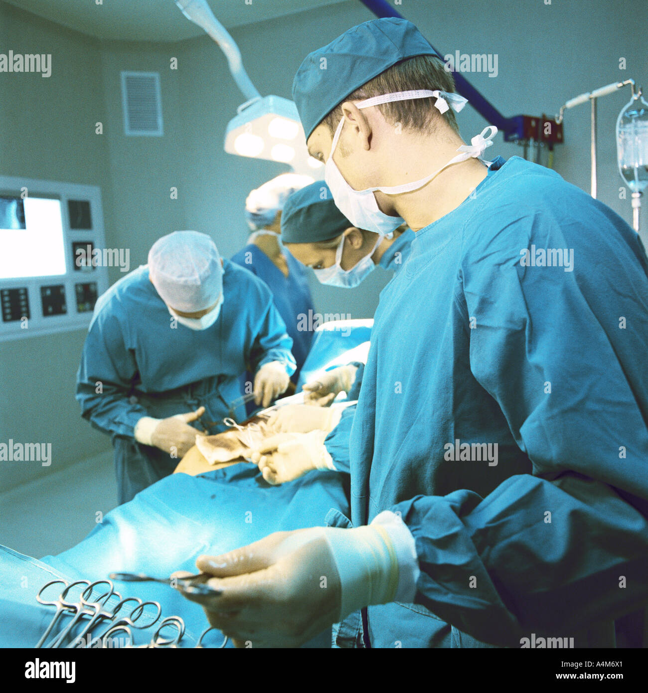Doctors performing operation Stock Photo - Alamy