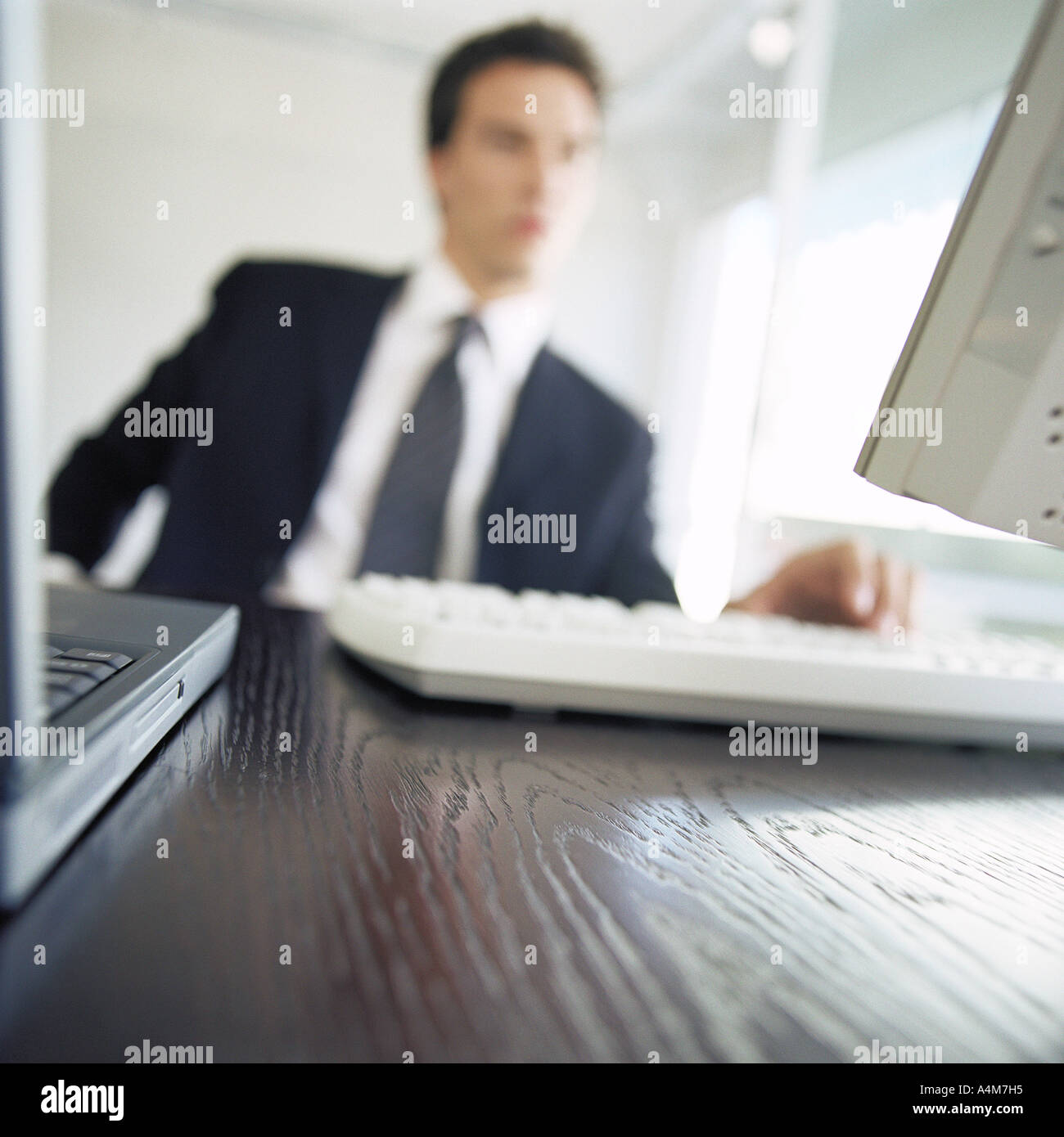 Connecting computers office hi-res stock photography and images - Alamy