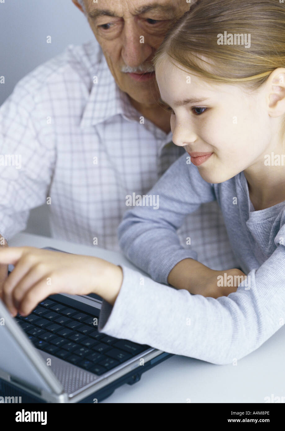 Seniors learning computers hi-res stock photography and images - Alamy